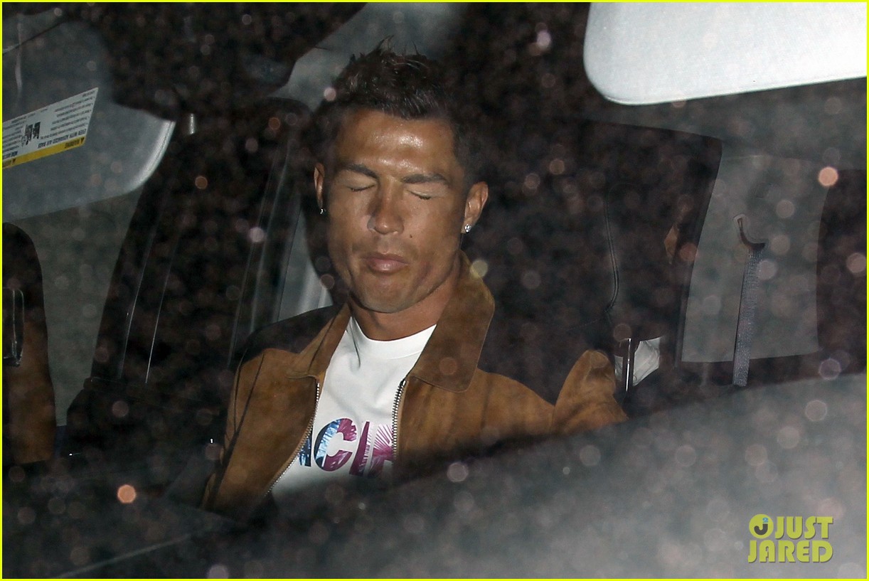 Cristiano Ronaldo Shows Off His Totally Ripped Abs on Social Media ...