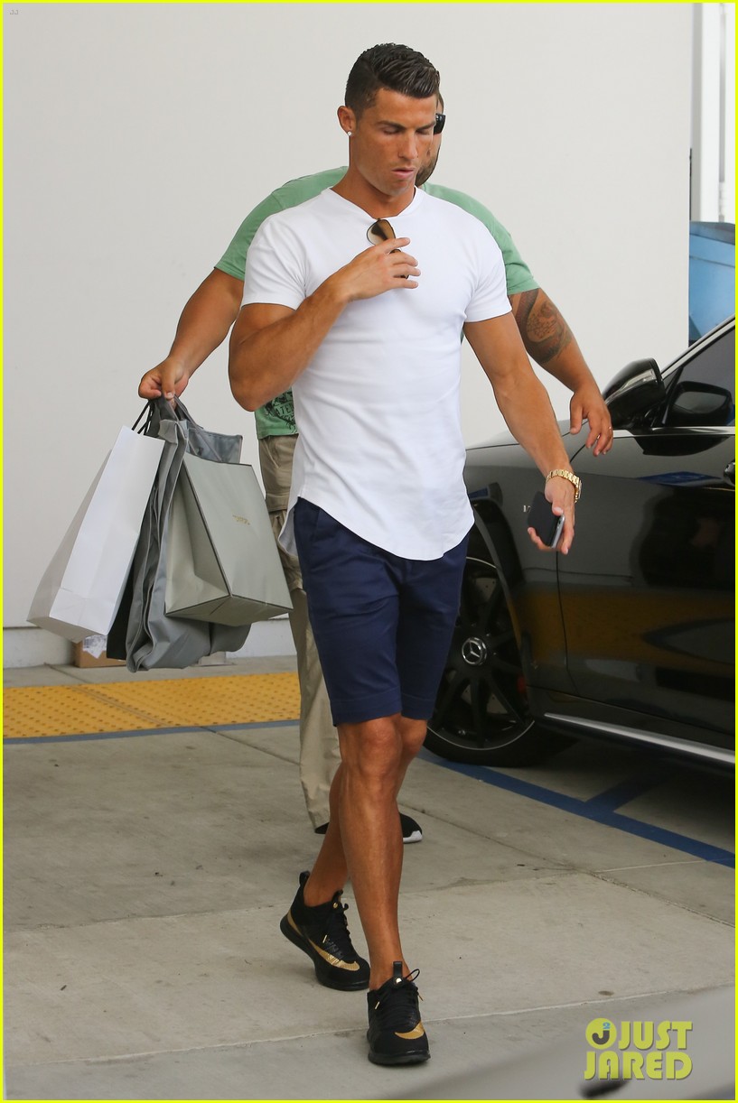 Cristiano Ronaldo Shows Off His Totally Ripped Abs on Social Media ...