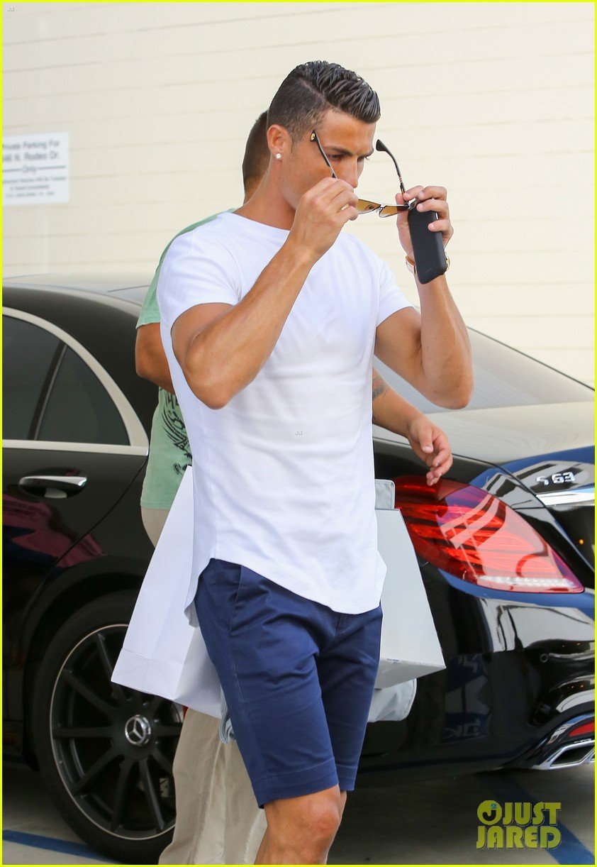 Cristiano Ronaldo Shows Off His Totally Ripped Abs on Social Media ...