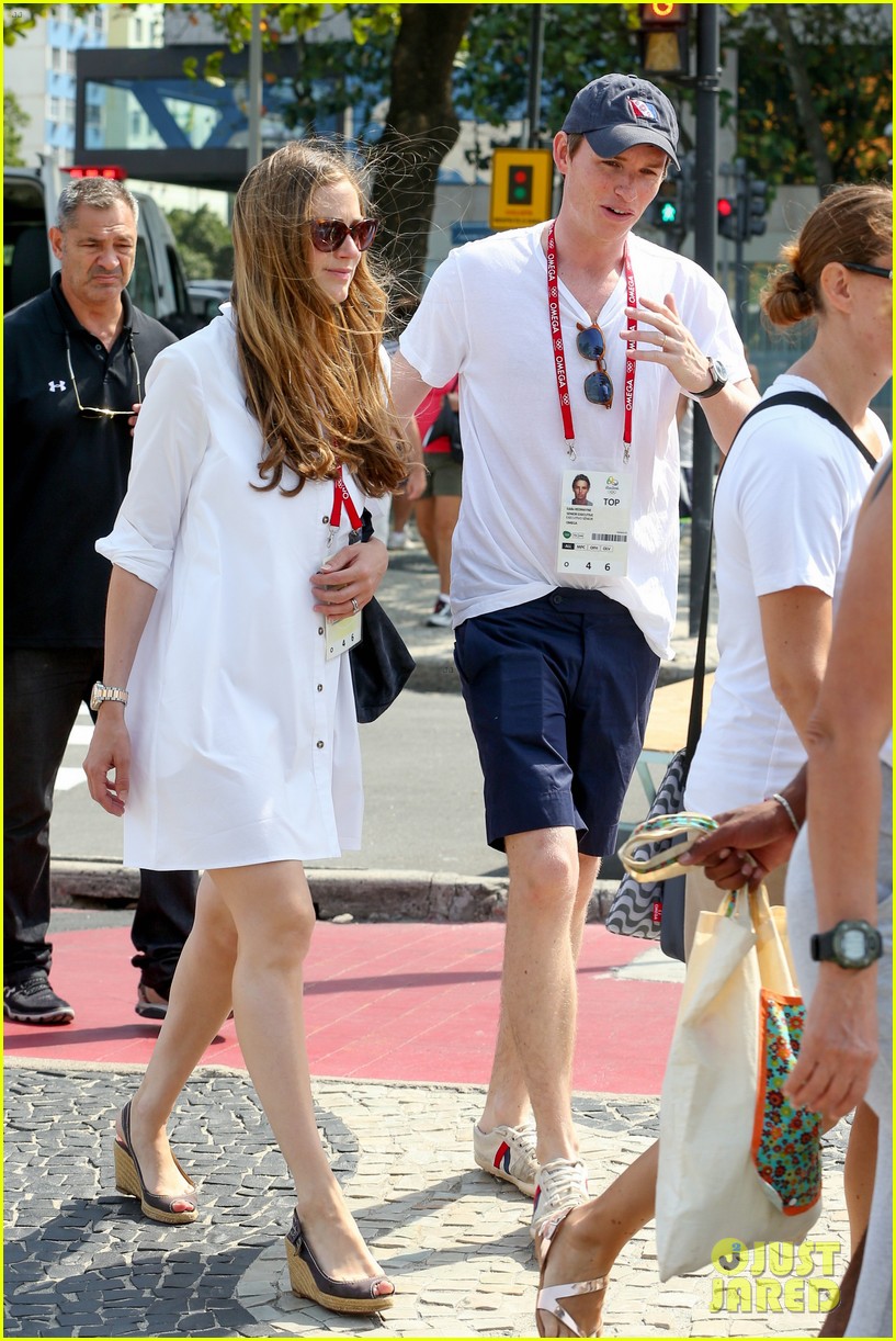 Eddie Redmayne & Wife Hannah Hit Up U.S. Olympic Beach Volleyball Game ...