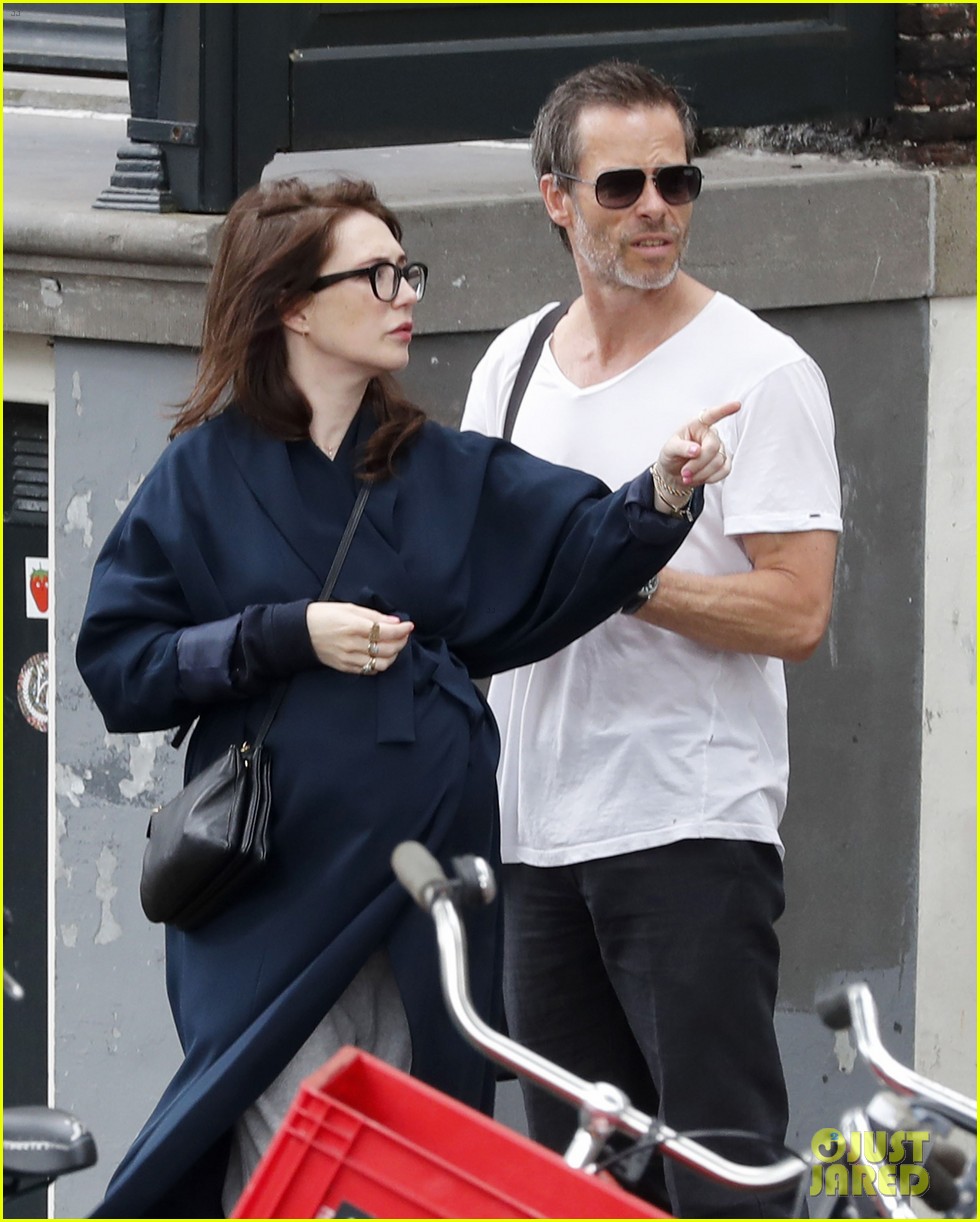 Guy Pearce Shares a Passionate Kiss With His Girlfriend Carice van ...
