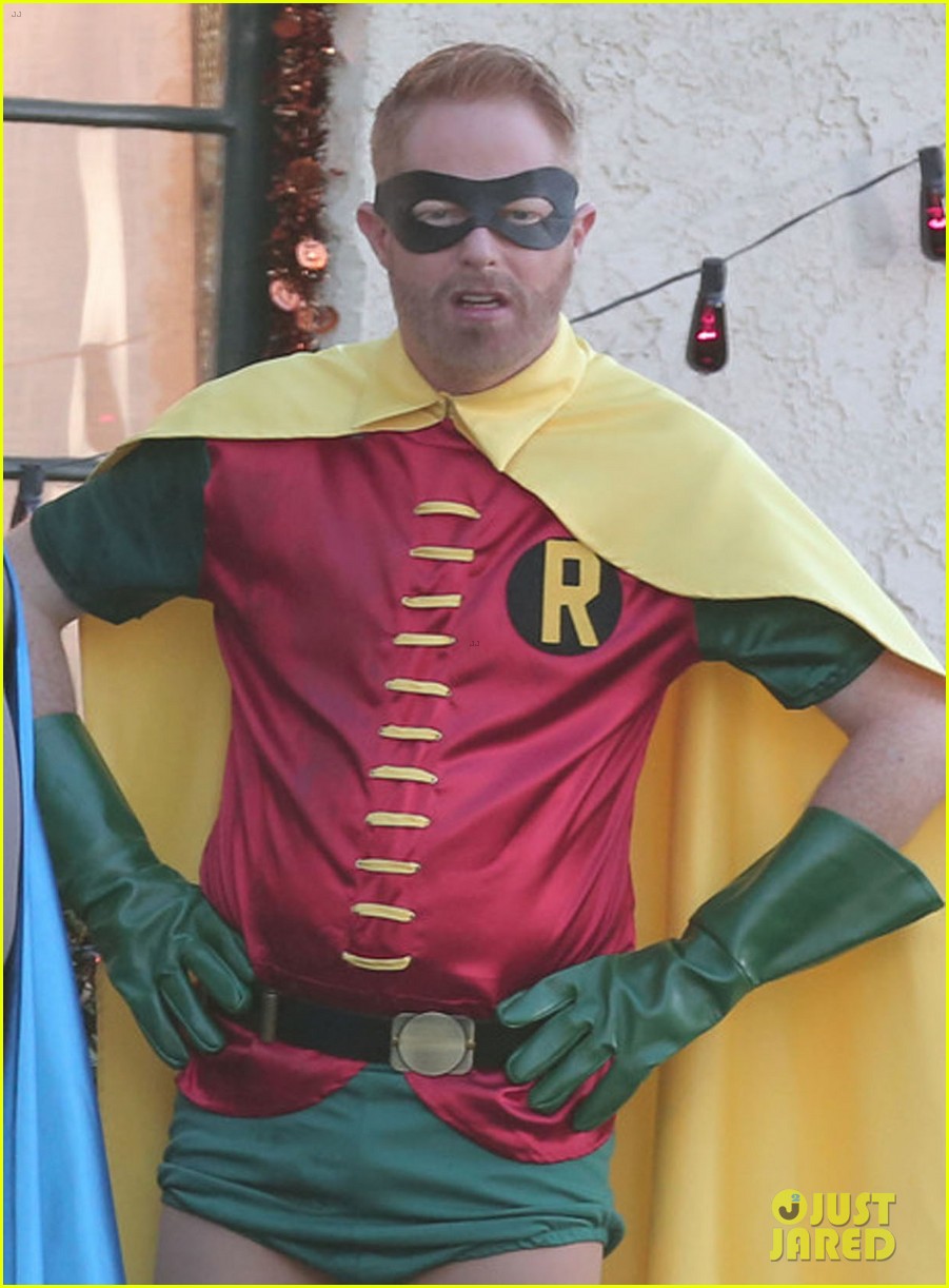 Eric Stonestreet & Jesse Tyler Ferguson Dress as Batman & Robin for ...