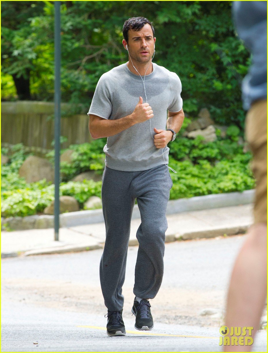 Justin Theroux Was Embarrassed by Attention from Sweatpants Photo ...