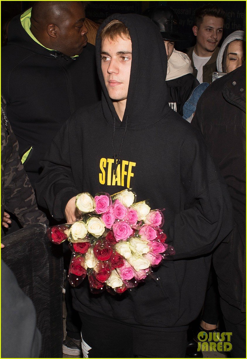 Justin Bieber Buys Roses for His Fans After His Performance in London ...