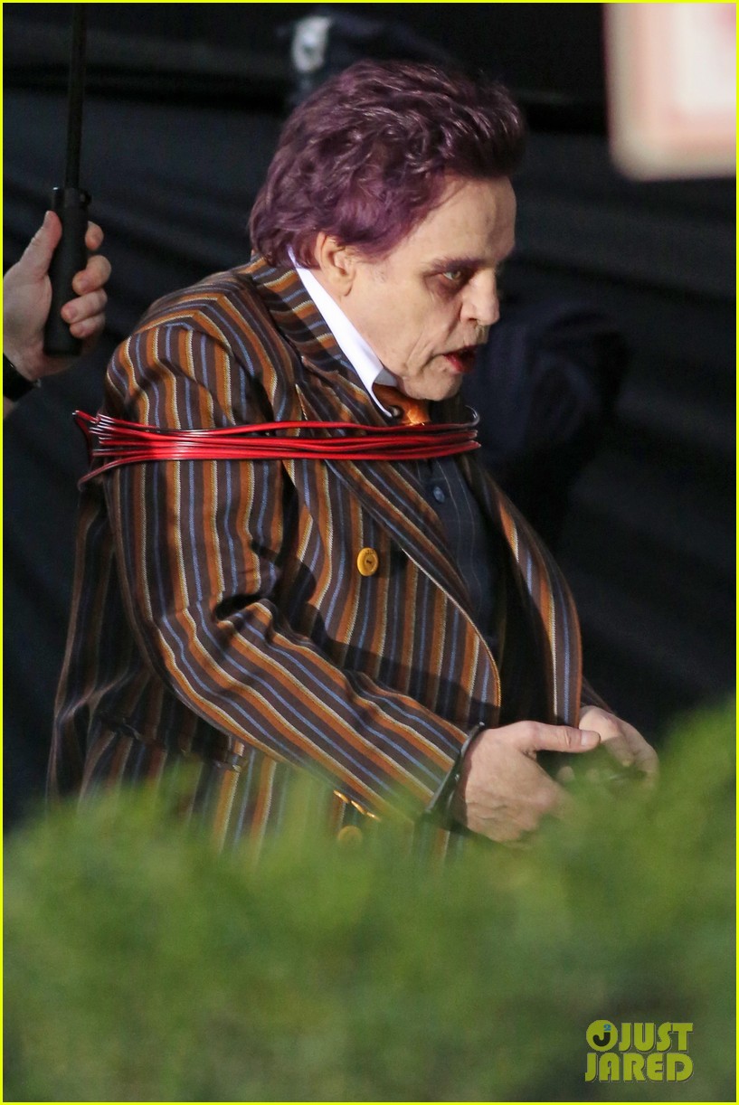 Mark Hamill Returns to 'The Flash' as Trickster in New Set Photos ...