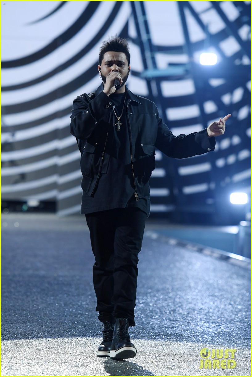 The Weeknd Sings to Bella Hadid on Victoria's Secret Fashion Show 2016 ...