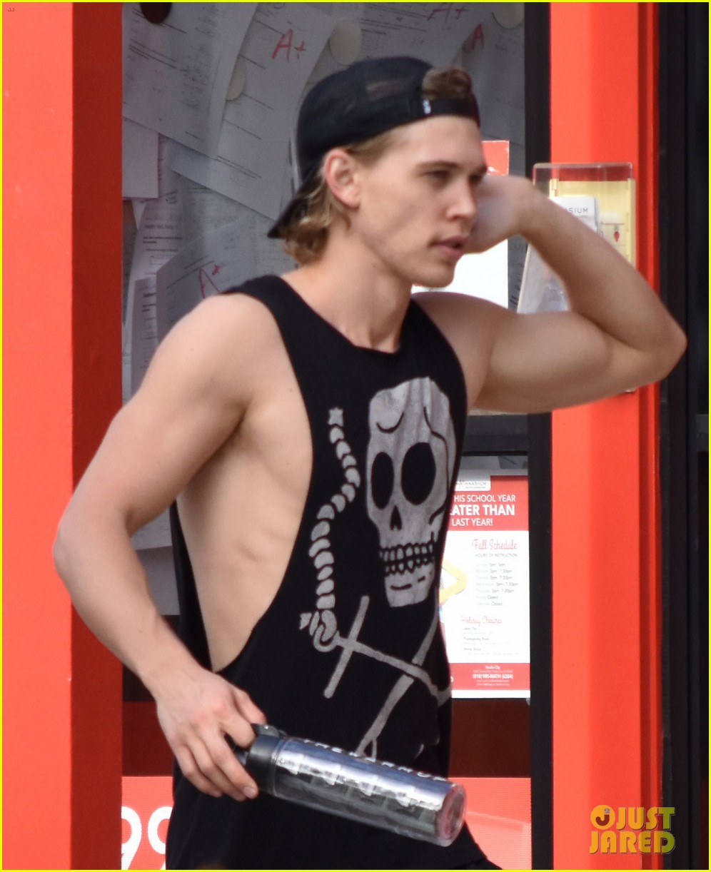 Austin Butler Flexes His Muscles Outside the Gym: Photo 3822565 ...