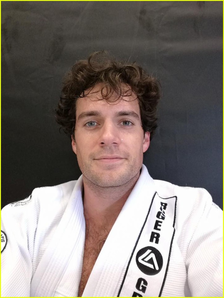 Henry Cavill Holds Massive Christmas Tree in His Hand!: Photo 3829589 ...