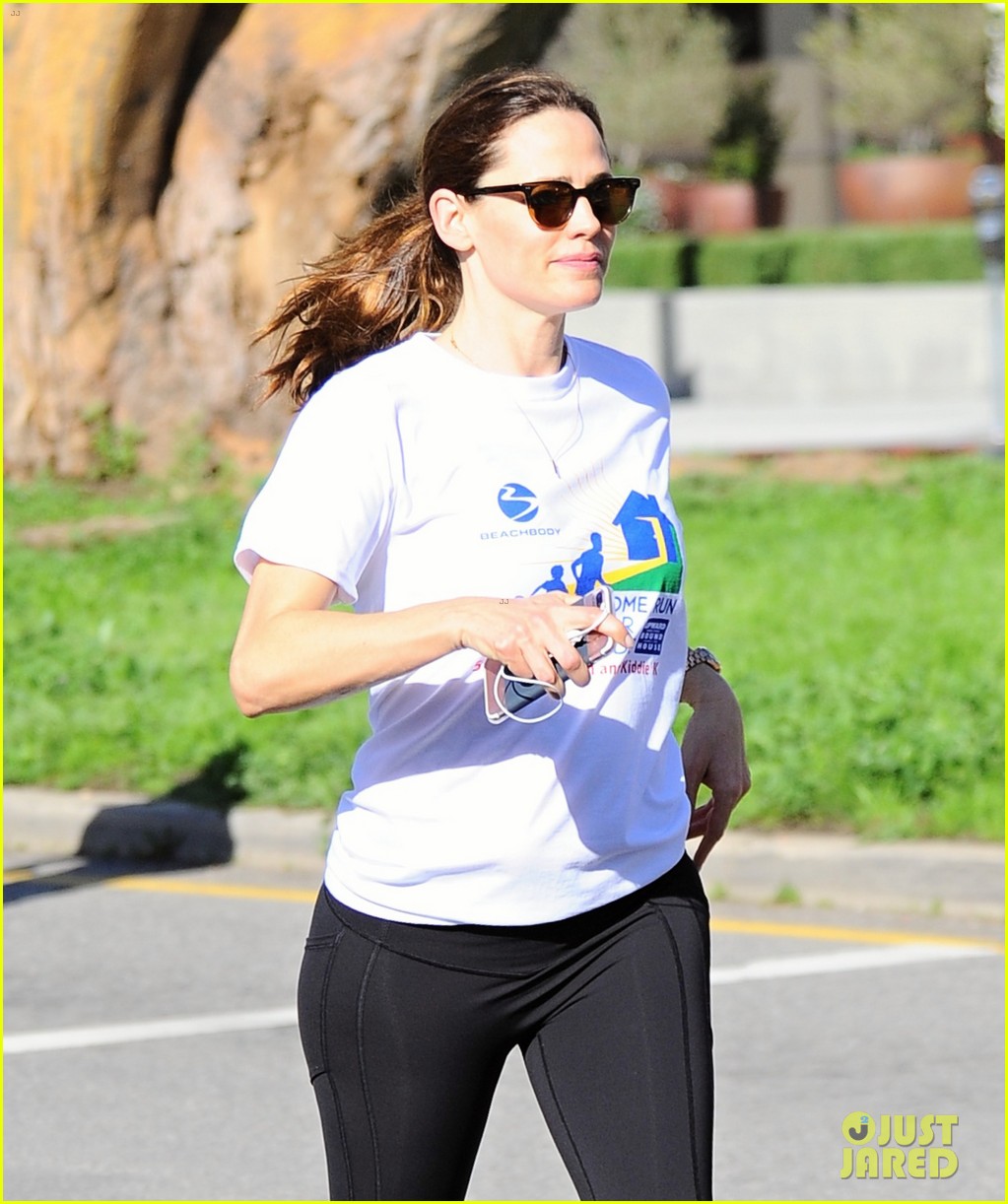 Jennifer Garner Runs a Marathon for Charity!: Photo 3860443 | Jennifer ...