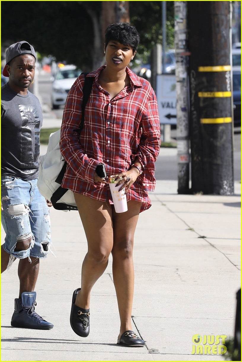 Jennifer Hudson Shows Off Her Oversized Plaid Shirt & Chill-Inducing ...