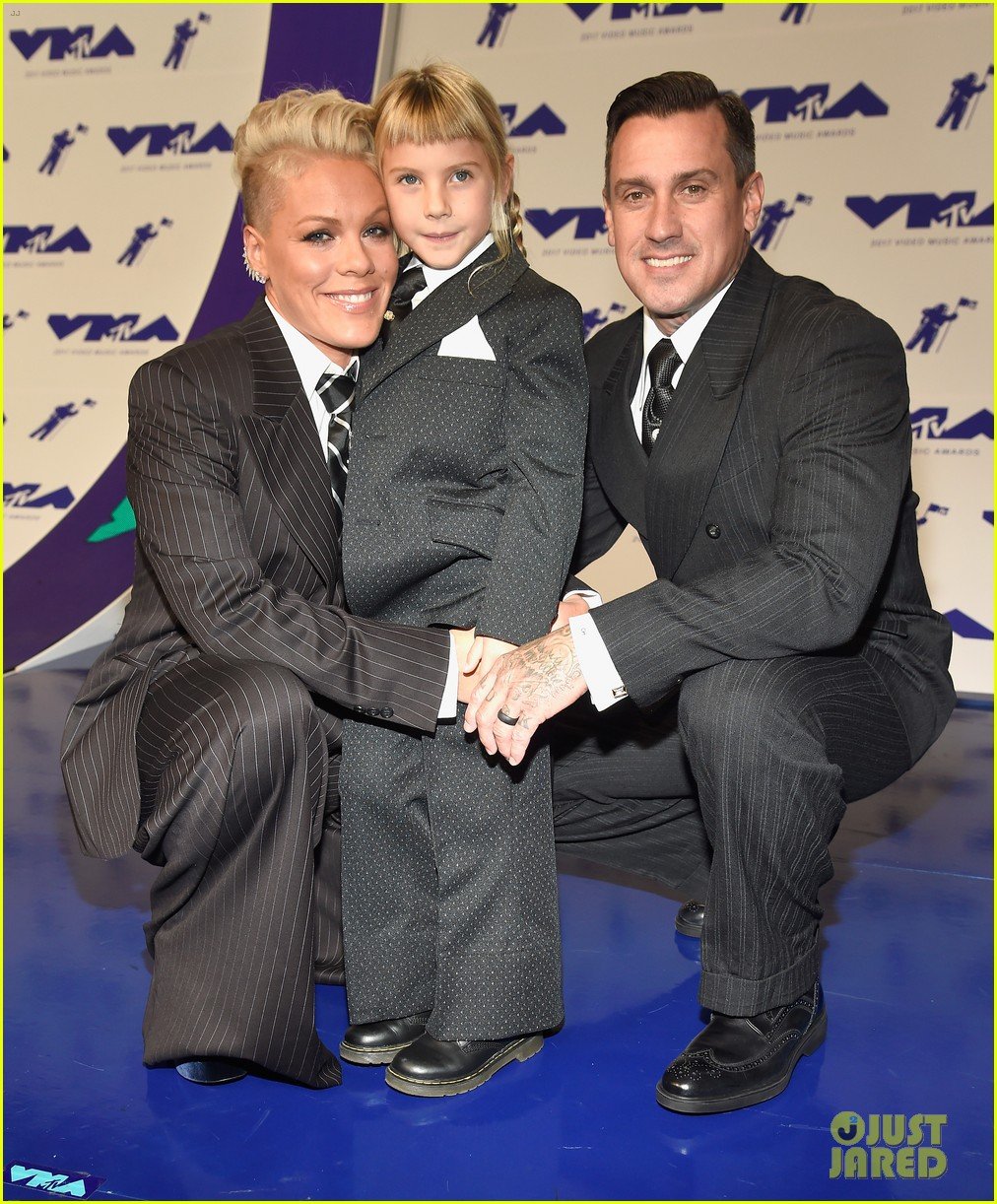 Pink's Daughter Willow & Husband Carey Hart Support Her at MTV VMAs ...