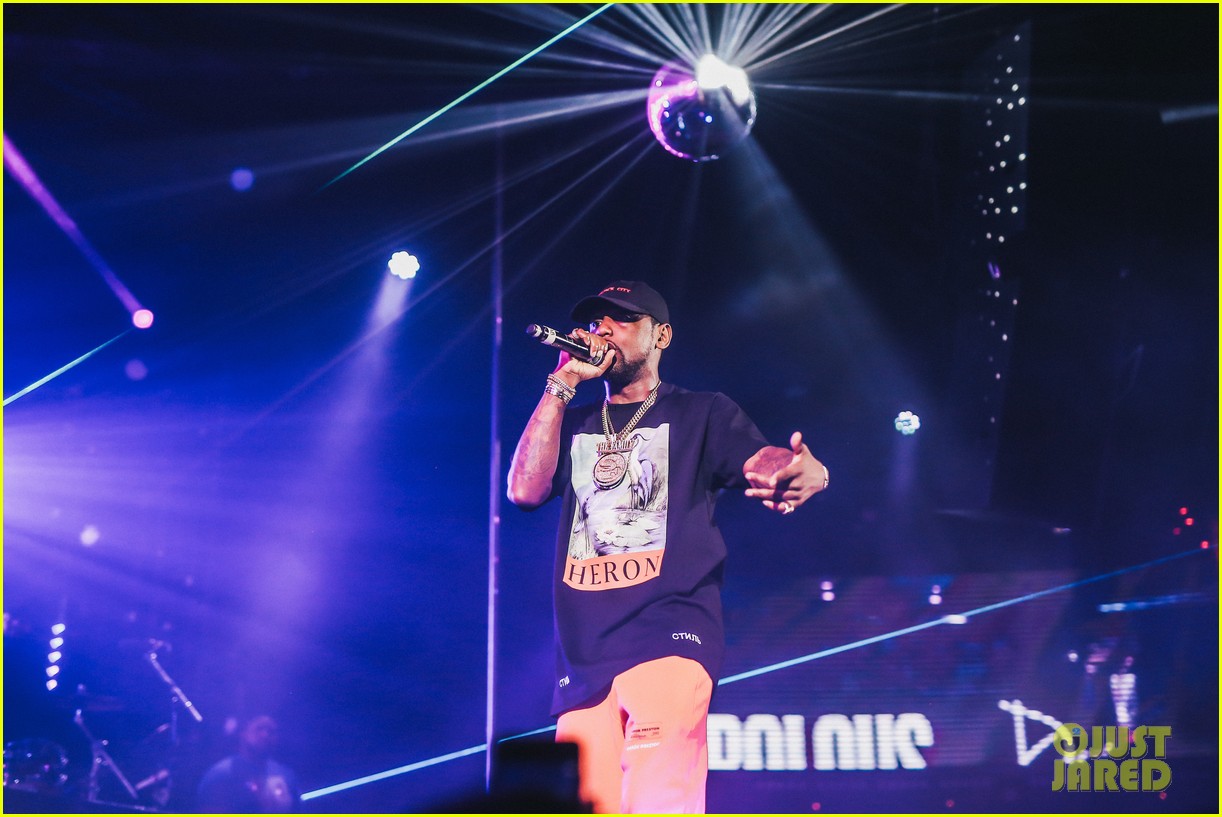 The Weeknd Checks Out a Concert With Friends in Las Vegas!: Photo ...