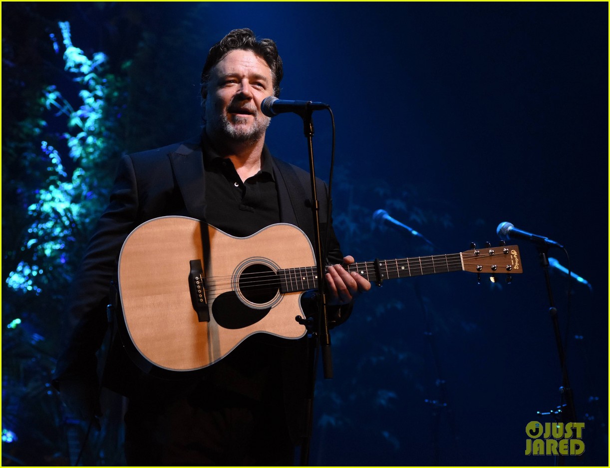 Russell Crowe Closes Out Tour with Band Indoor Garden Party in Dublin ...