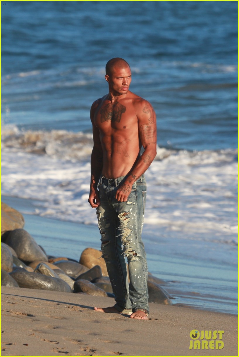 Jeremy Meeks Looks Hot While Posing Shirtless at the Beach: Photo ...