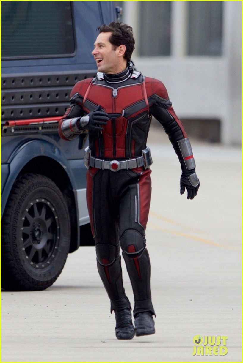 Paul Rudd Runs in Costume on the Set of 'Ant-Man and The Wasp' - First ...