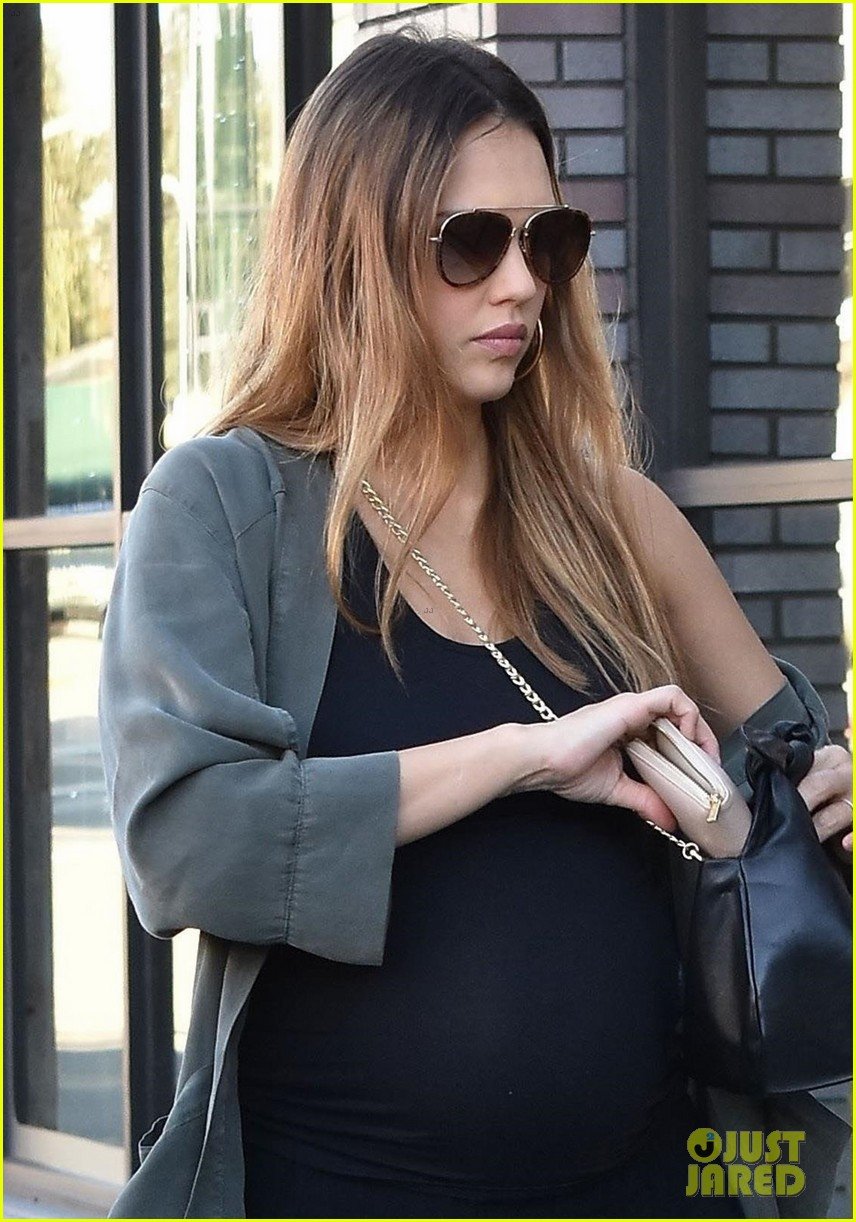 Jessica Alba Shows Of Her Major Baby Bump While Shopping!: Photo ...