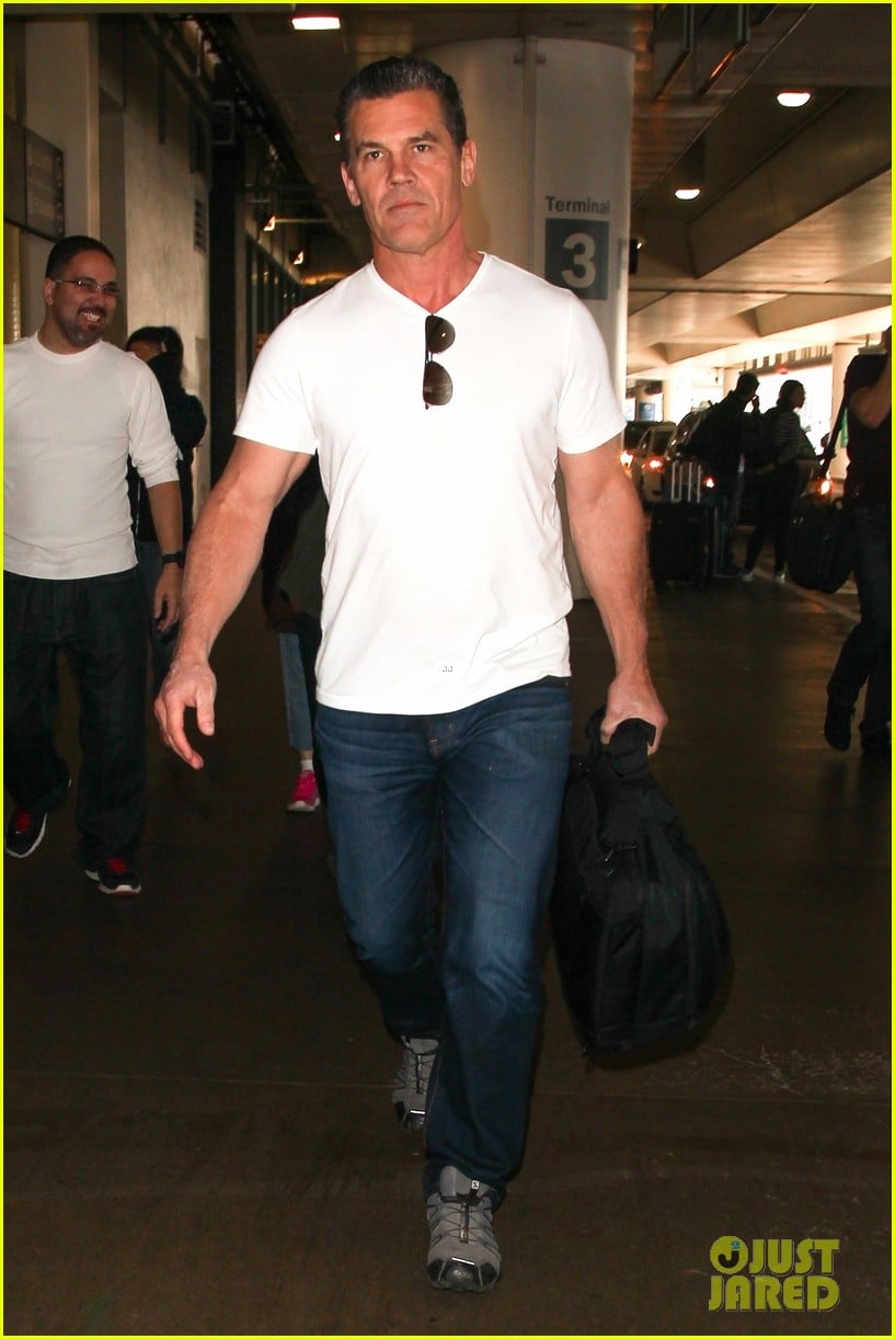 Josh Brolin Flexes His Muscles Flying Into Los Angeles: Photo 3991853 ...