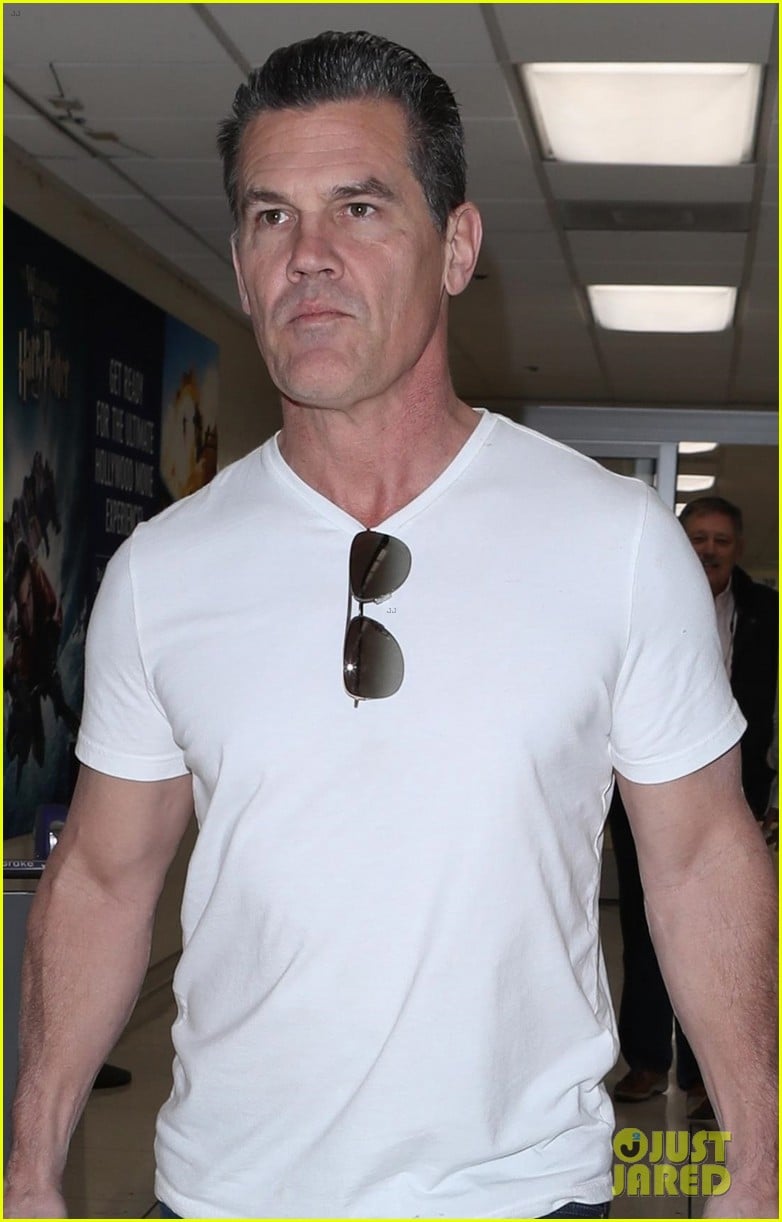 Josh Brolin Flexes His Muscles Flying Into Los Angeles: Photo 3991854 ...