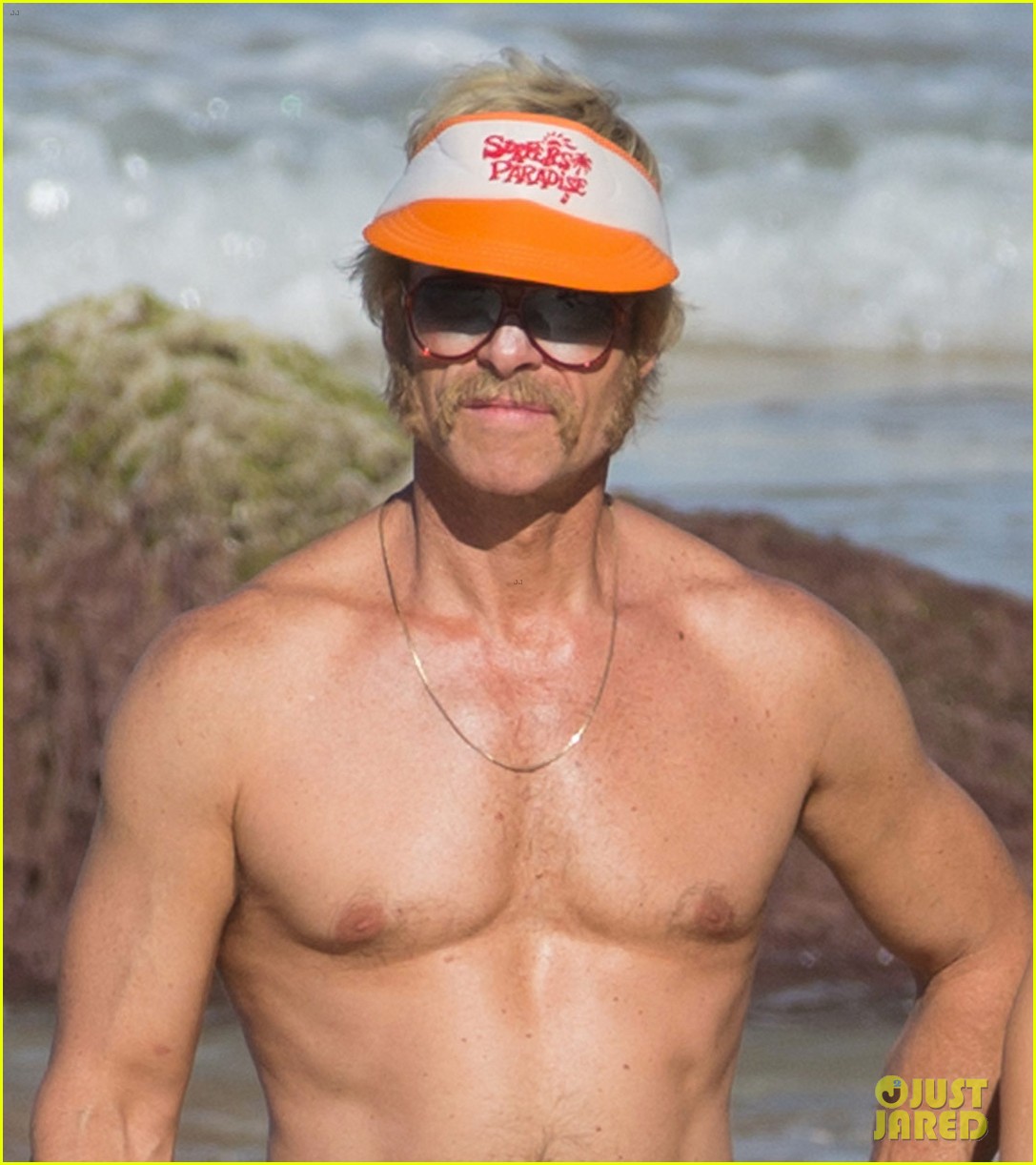 Guy Pearce Bares Hot, Fit Body in New Movie 'Swinging Safari': Photo ...