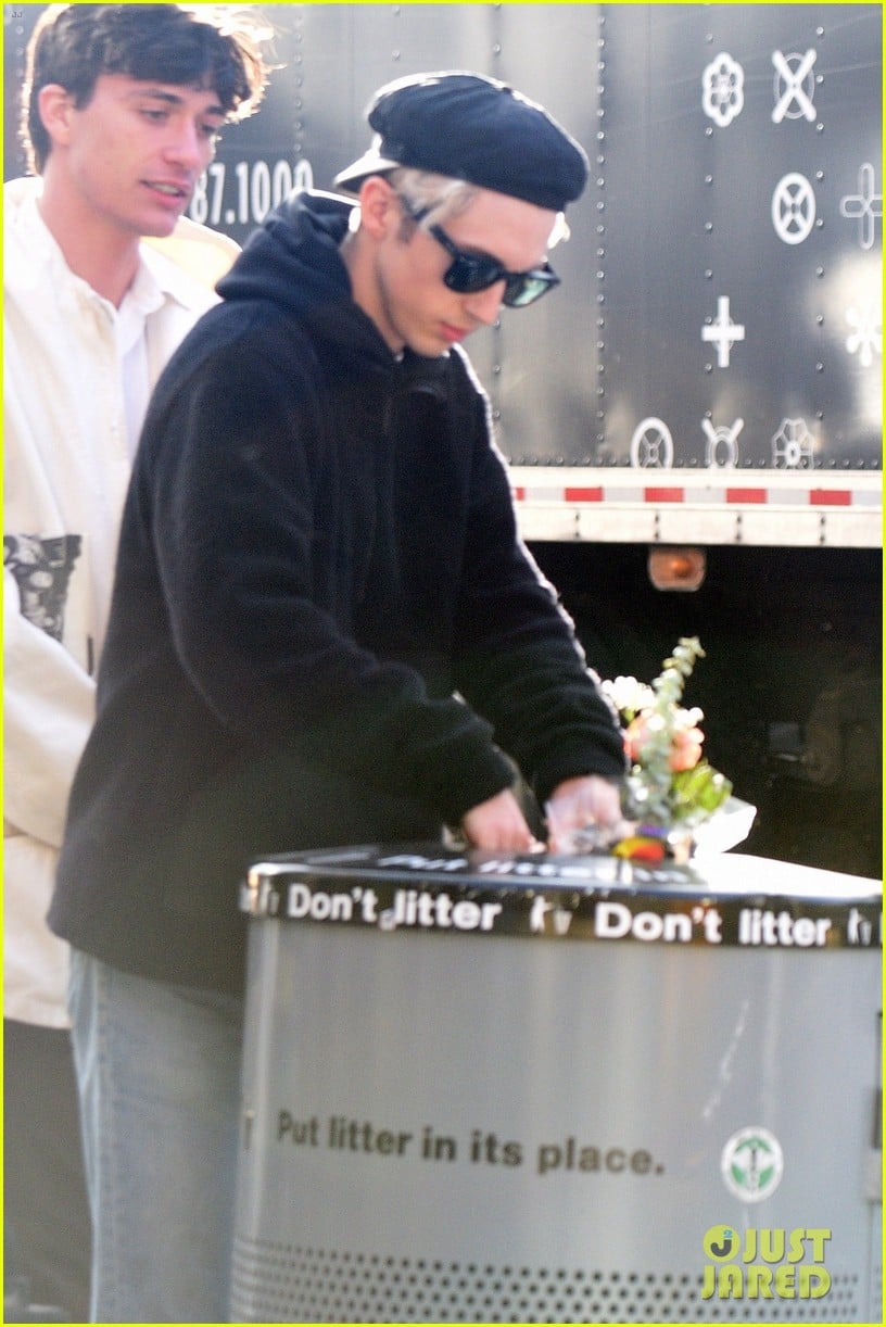 Singer Troye Sivan throws away fans presents | Lipstick Alley