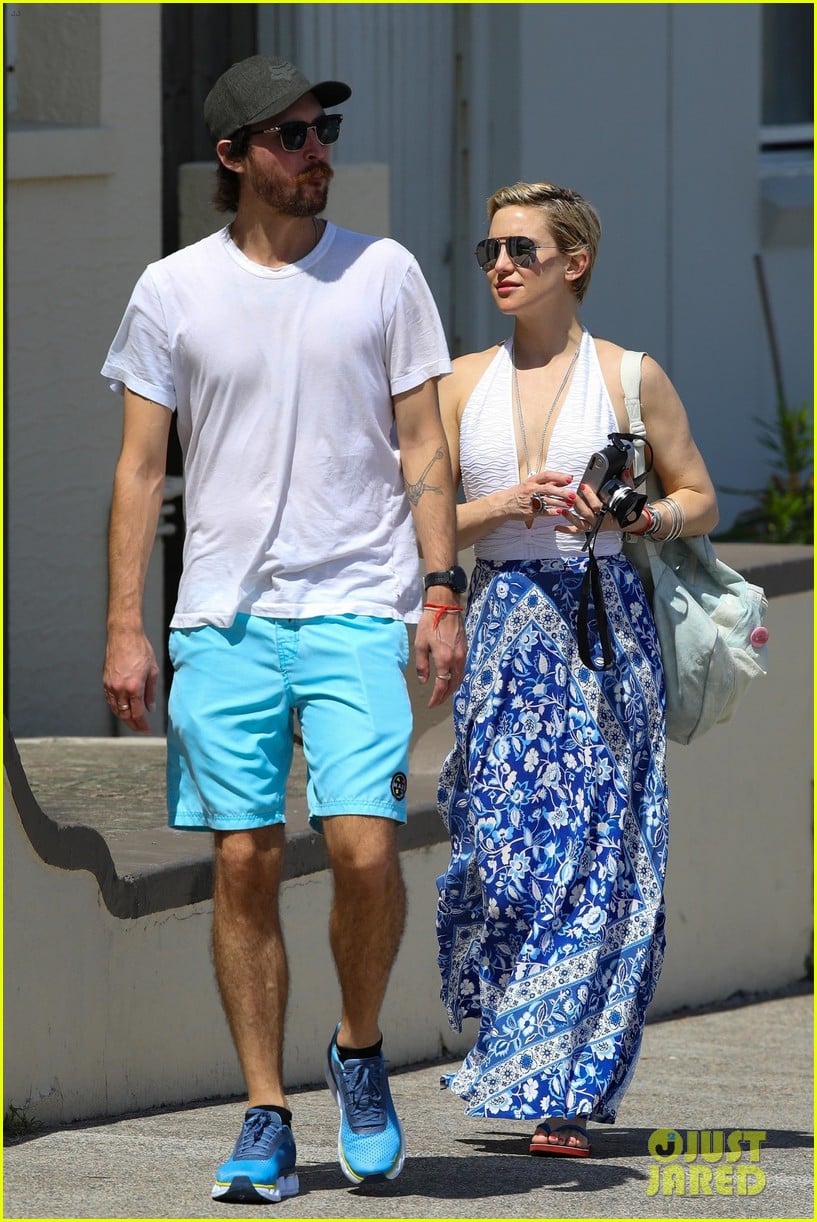 Kate Hudson Kisses Boyfriend Danny Fujikawa During Sydney Vacation ...