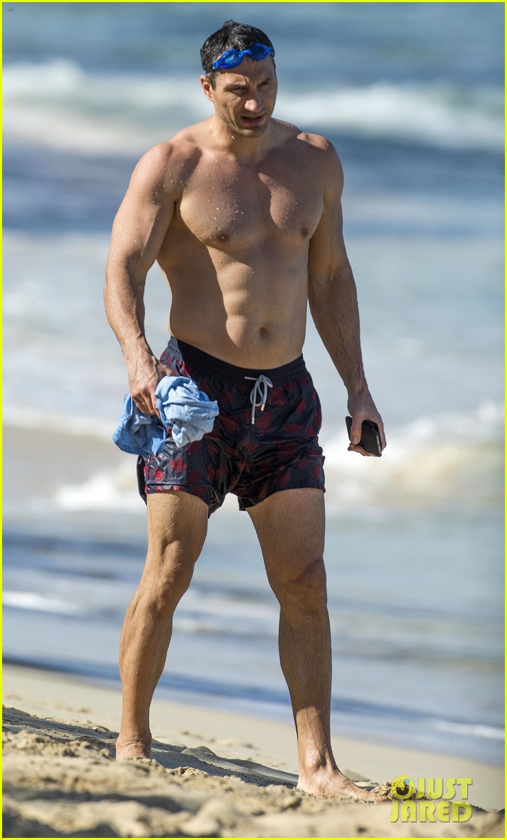 Boxer Wladimir Klitschko Flaunts Ripped Body at the Beach!: Photo ...