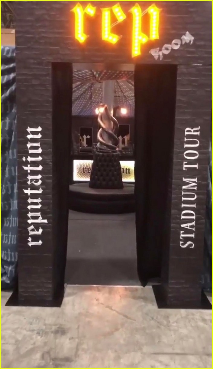 Taylor Swift Reveals 'Reputation Tour' Backstage Rep Room: Photo ...