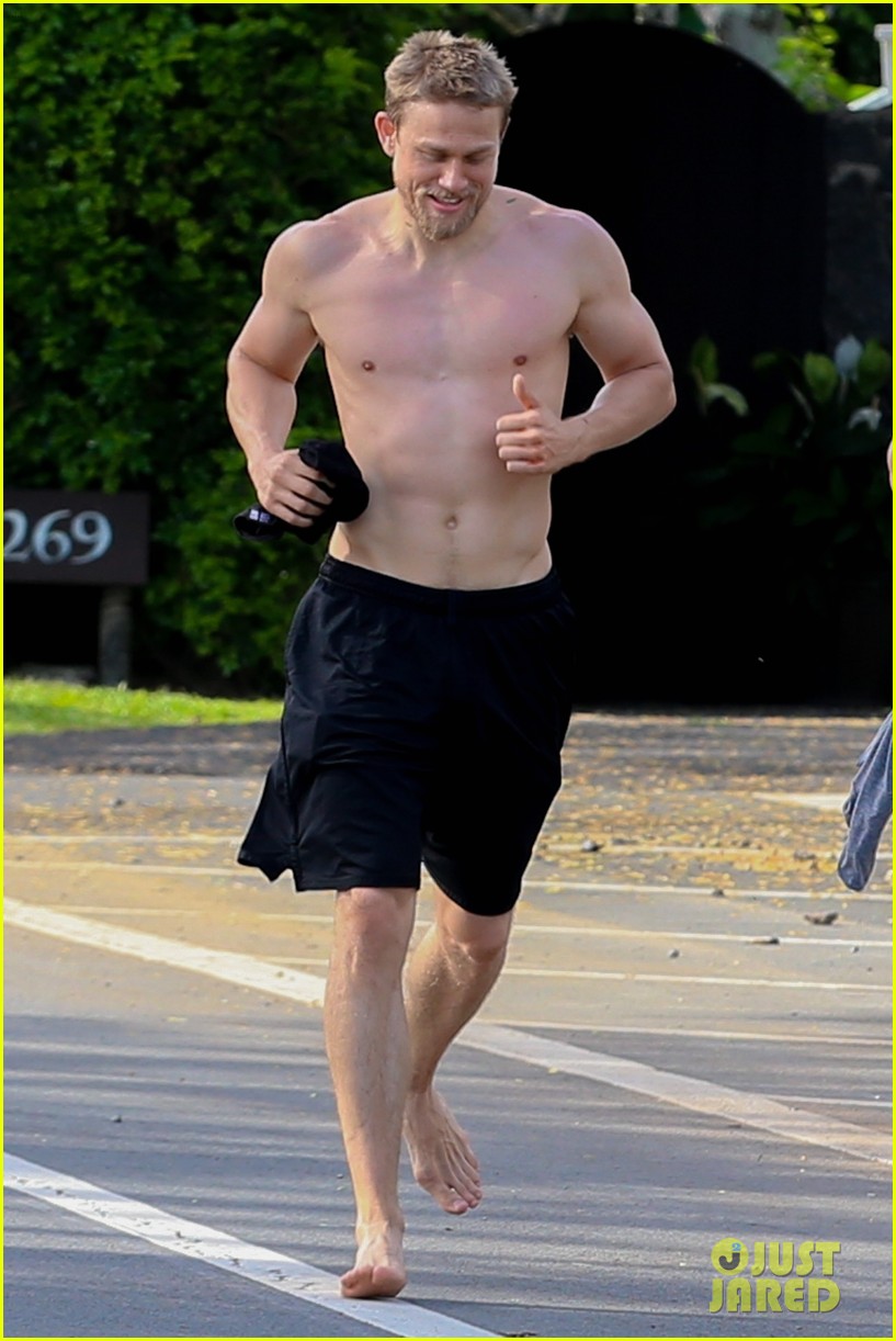 Charlie Hunnam & Garrett Hedlund Go Shirtless for Their Run!: Photo ...