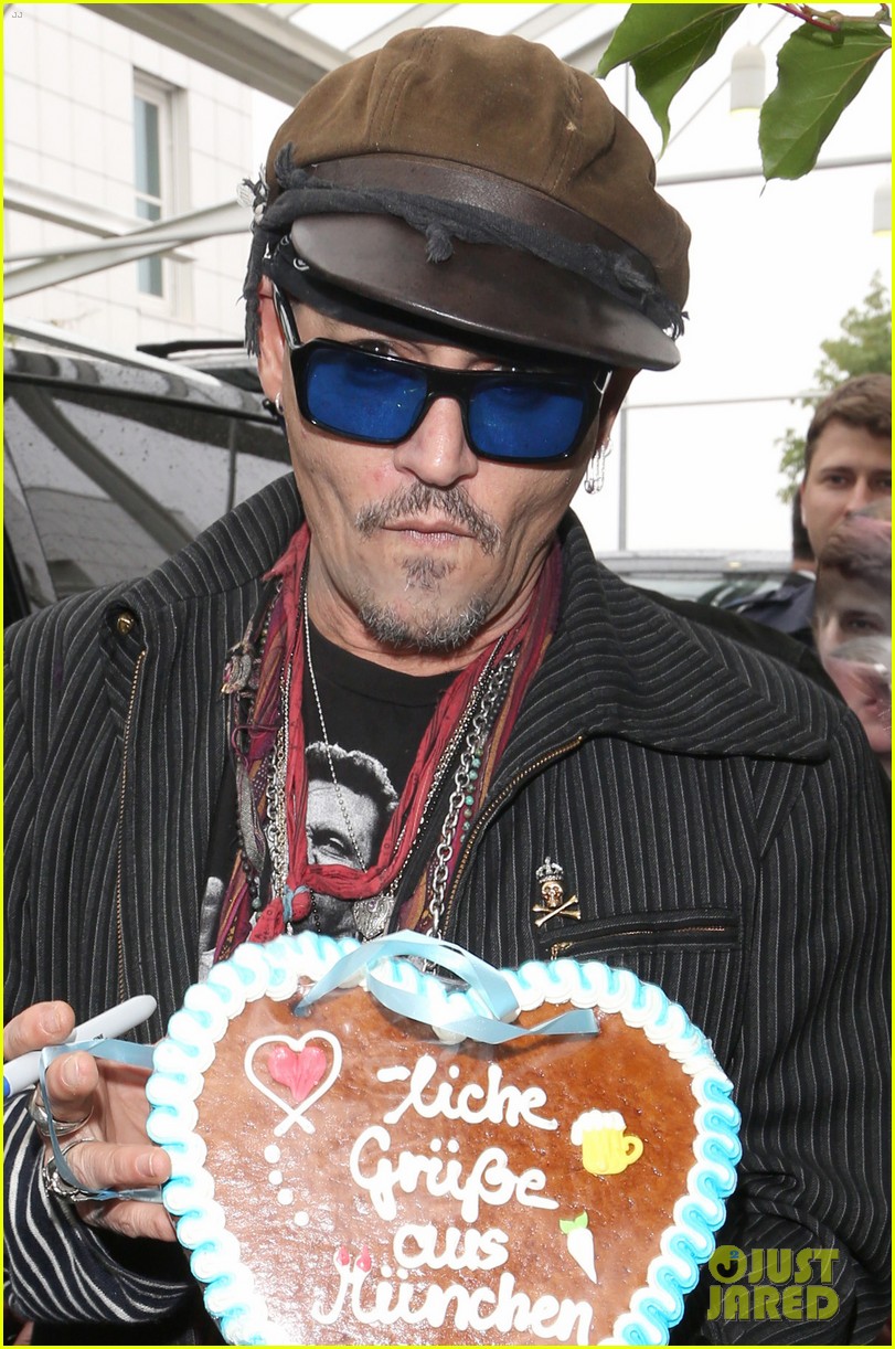 Johnny Depp Greets Fans While Jetting Out of Germany: Photo 4108625 ...