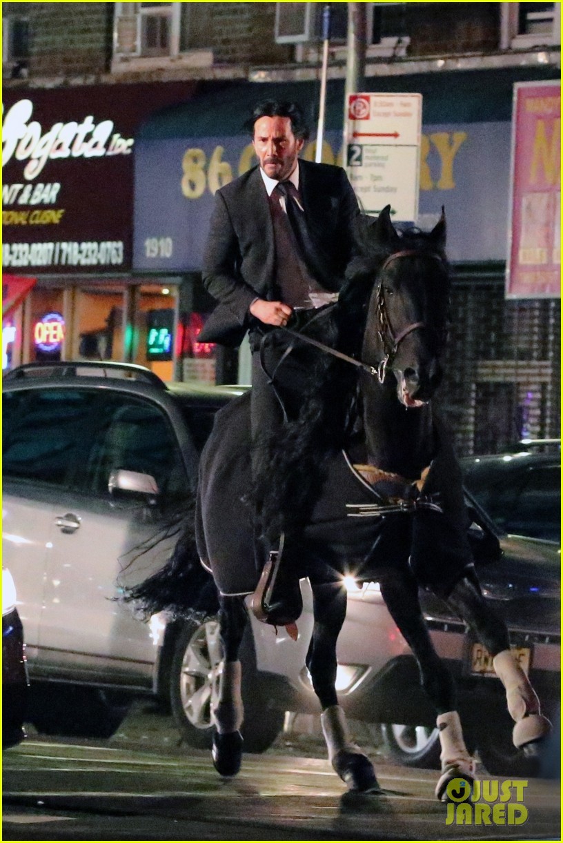 Keanu Reeves Performs This Crazy Stunt on a Horse for 'John Wick 3 ...