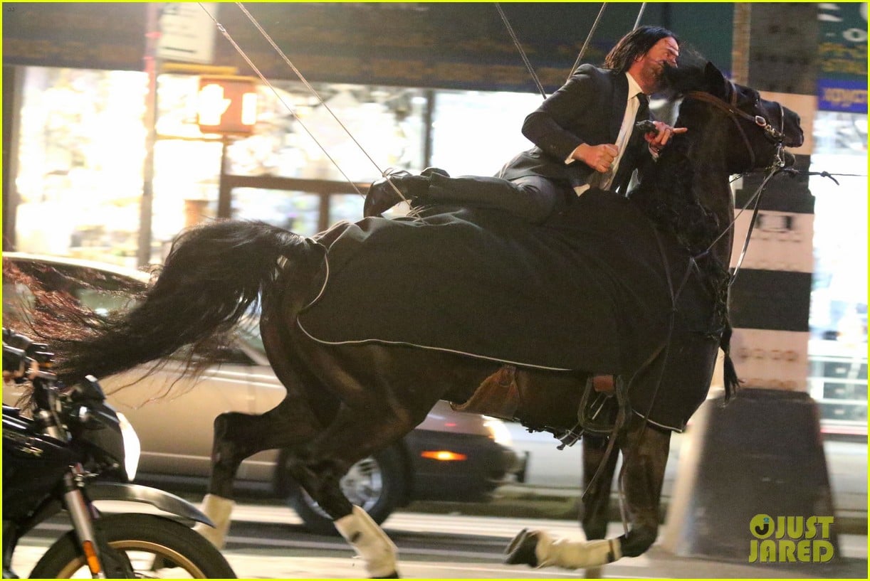 Keanu Reeves Performs This Crazy Stunt on a Horse for 'John Wick 3 ...