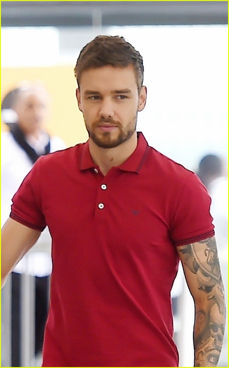 Liam Payne Greets a Friend After Arriving in London!: Photo 4129754 ...