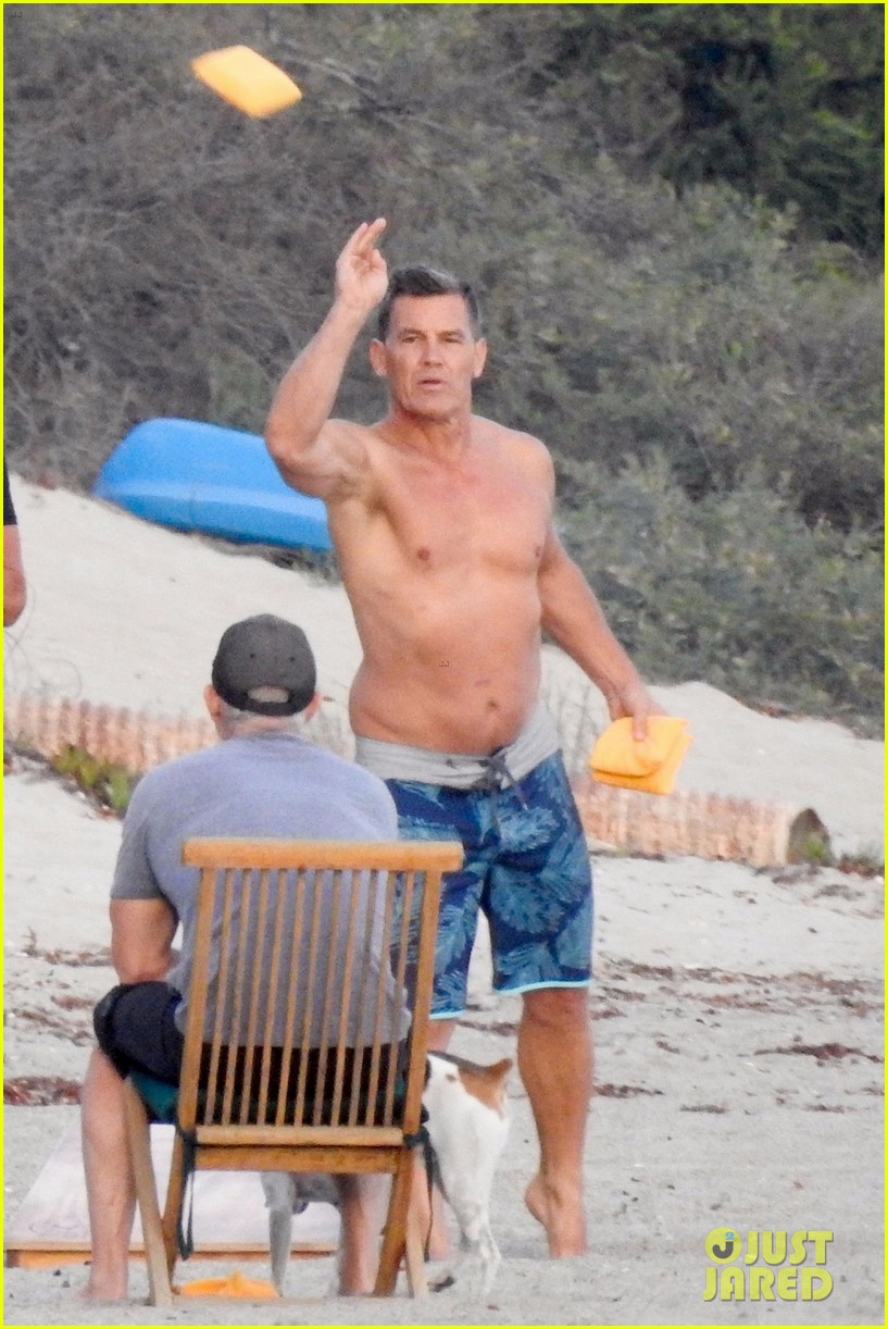 Josh Brolin Puts His Buff Body While Shirtless at the Beach: Photo ...