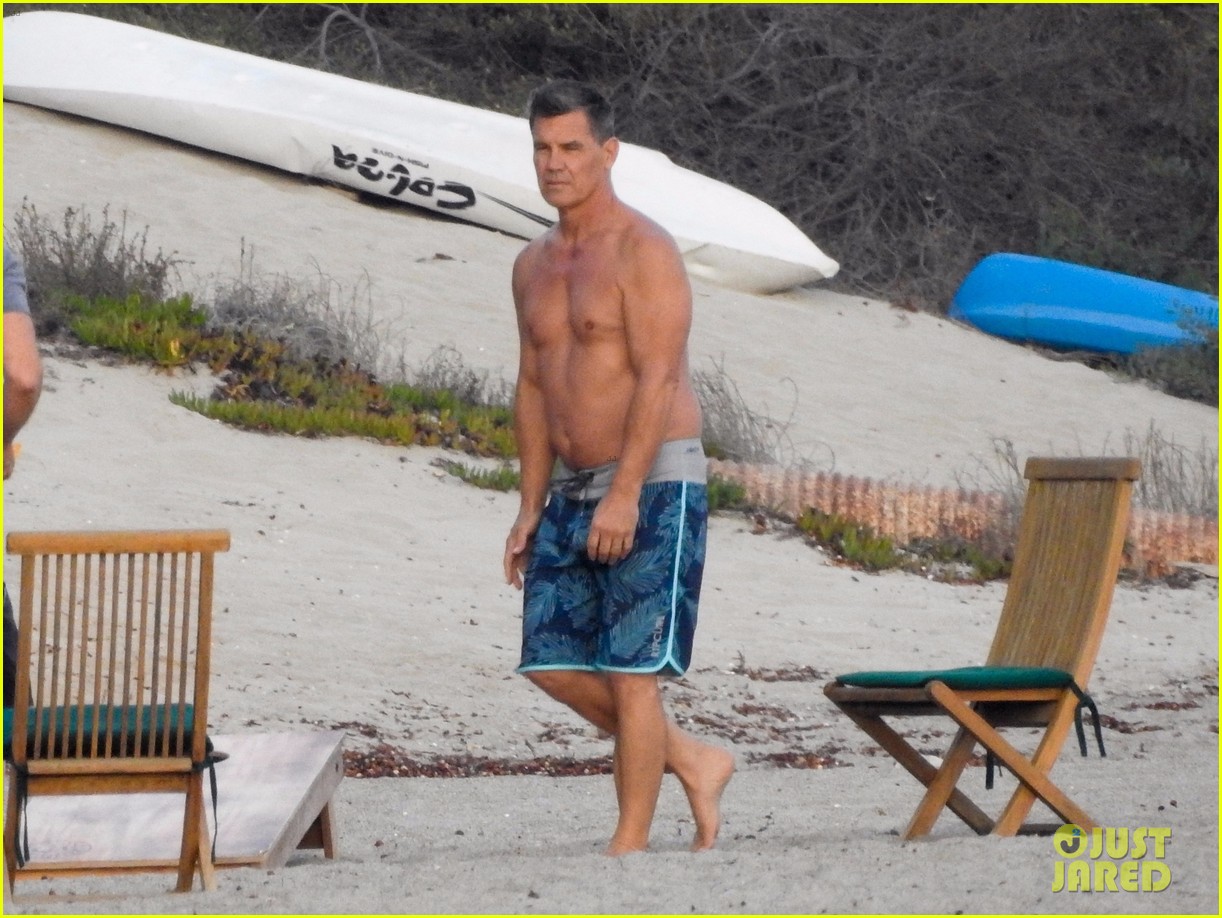 Josh Brolin Puts His Buff Body While Shirtless at the Beach: Photo ...