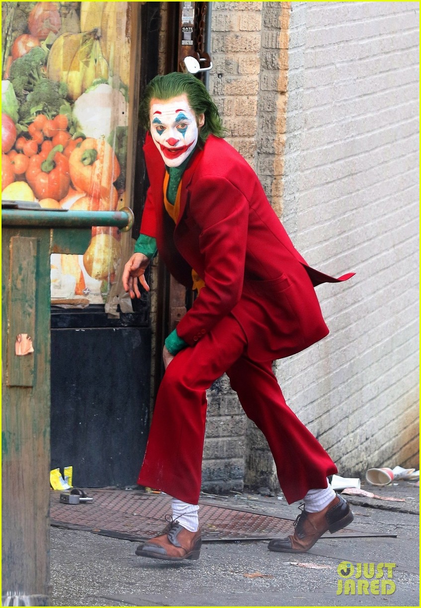 Joaquin Phoenix's 'Joker' Runs Away From 2 Gotham City Cops on Set ...