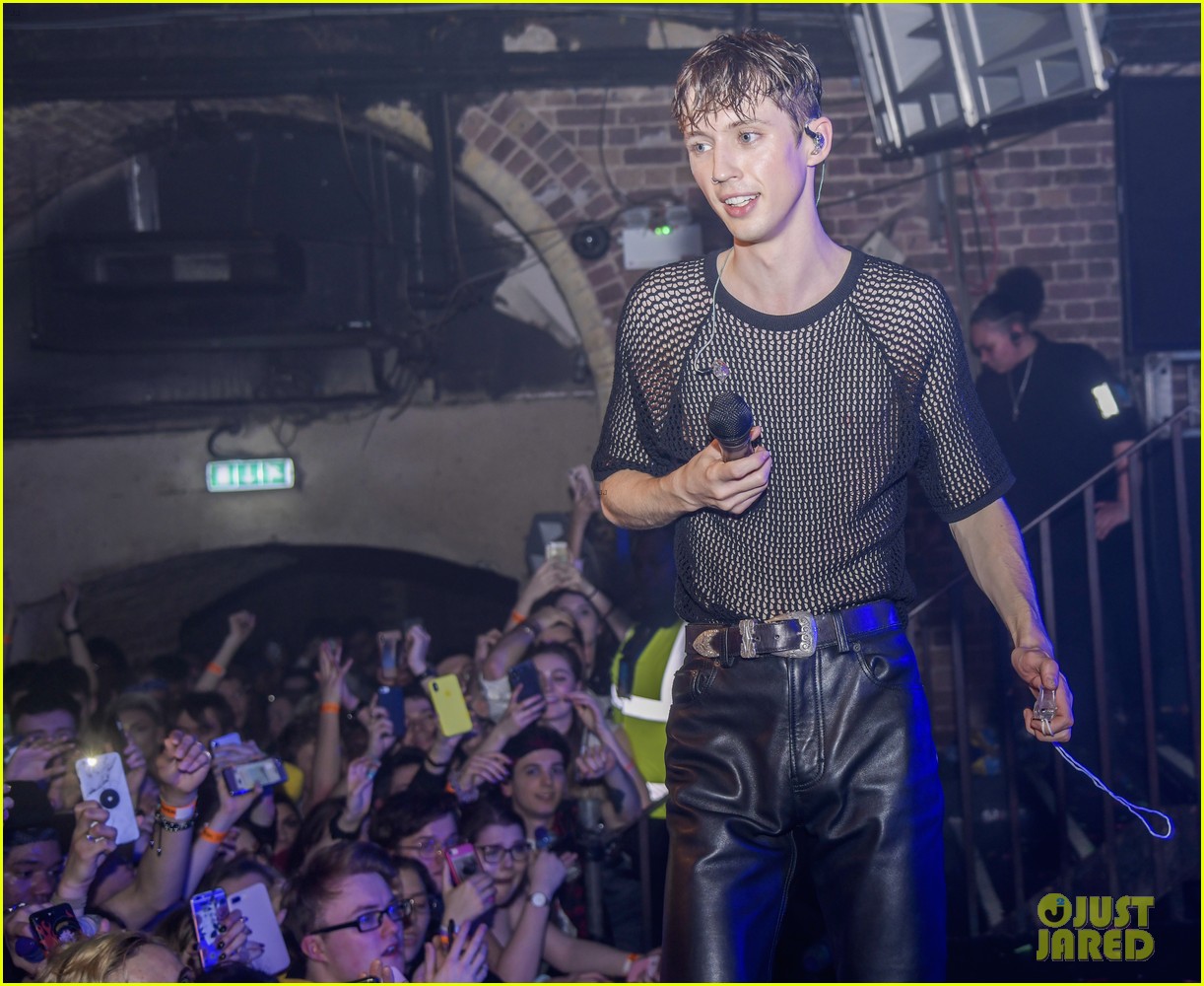 Troye Sivan, BF Jacob Bixenman & Valentina Take 'Family Portrait' In ...