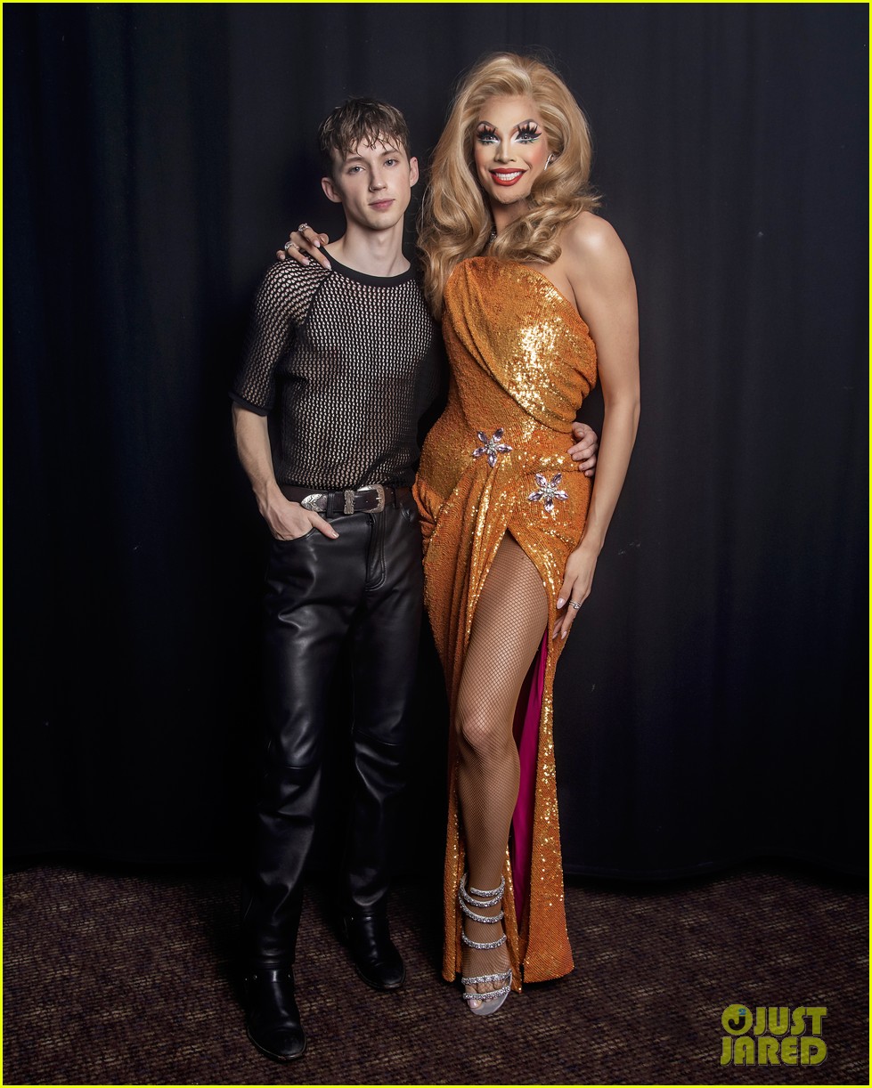 Troye Sivan, BF Jacob Bixenman & Valentina Take 'Family Portrait' In ...