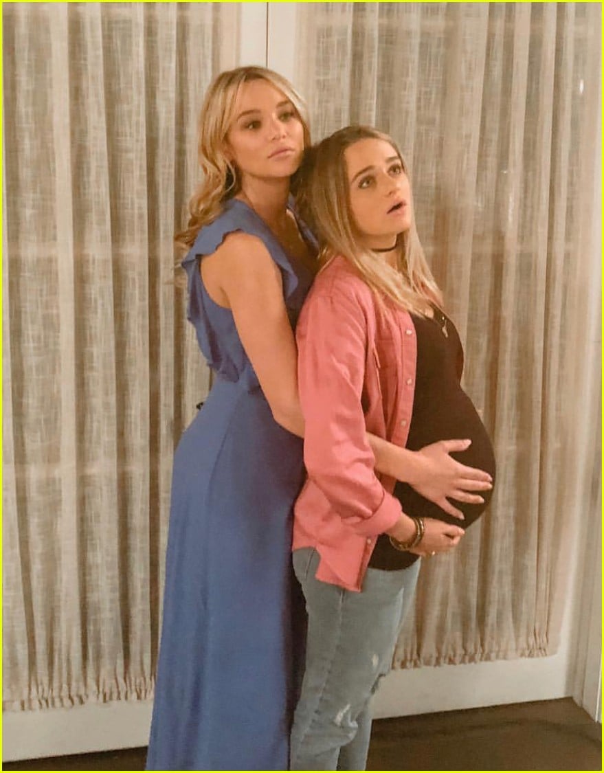 Joey King Is Baby Bumpin' as a Pregnant Teen in 'Life in Pieces' - See ...