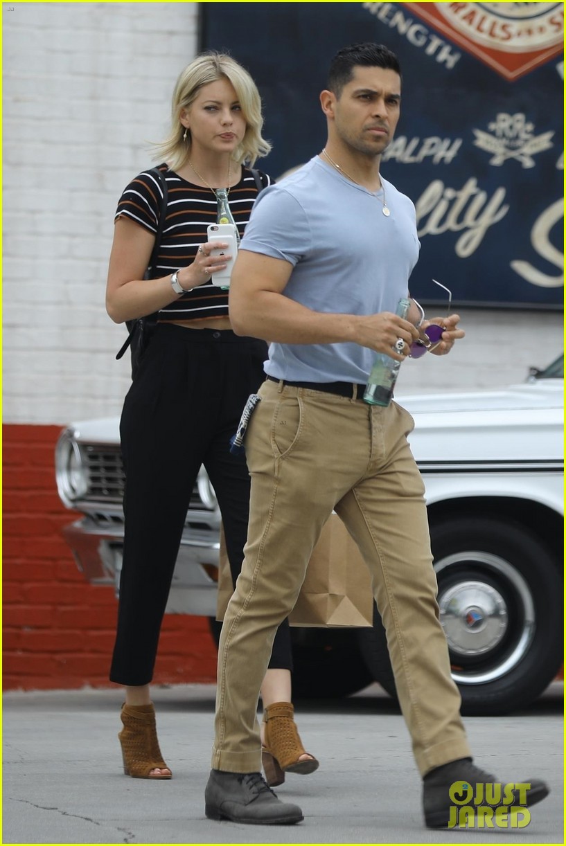 Wilmer Valderrama Spotted Shopping with Model Amanda Pacheco: Photo ...