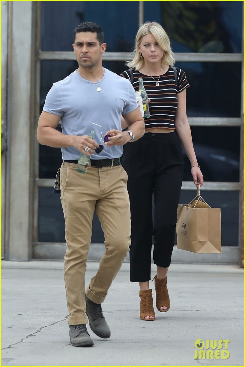Wilmer Valderrama Spotted Shopping with Model Amanda Pacheco: Photo ...