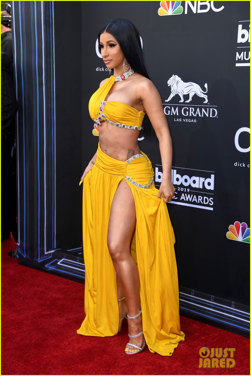 Cardi B & Offset Pack on the PDA on the Billboard Music Awards 2019 Red ...