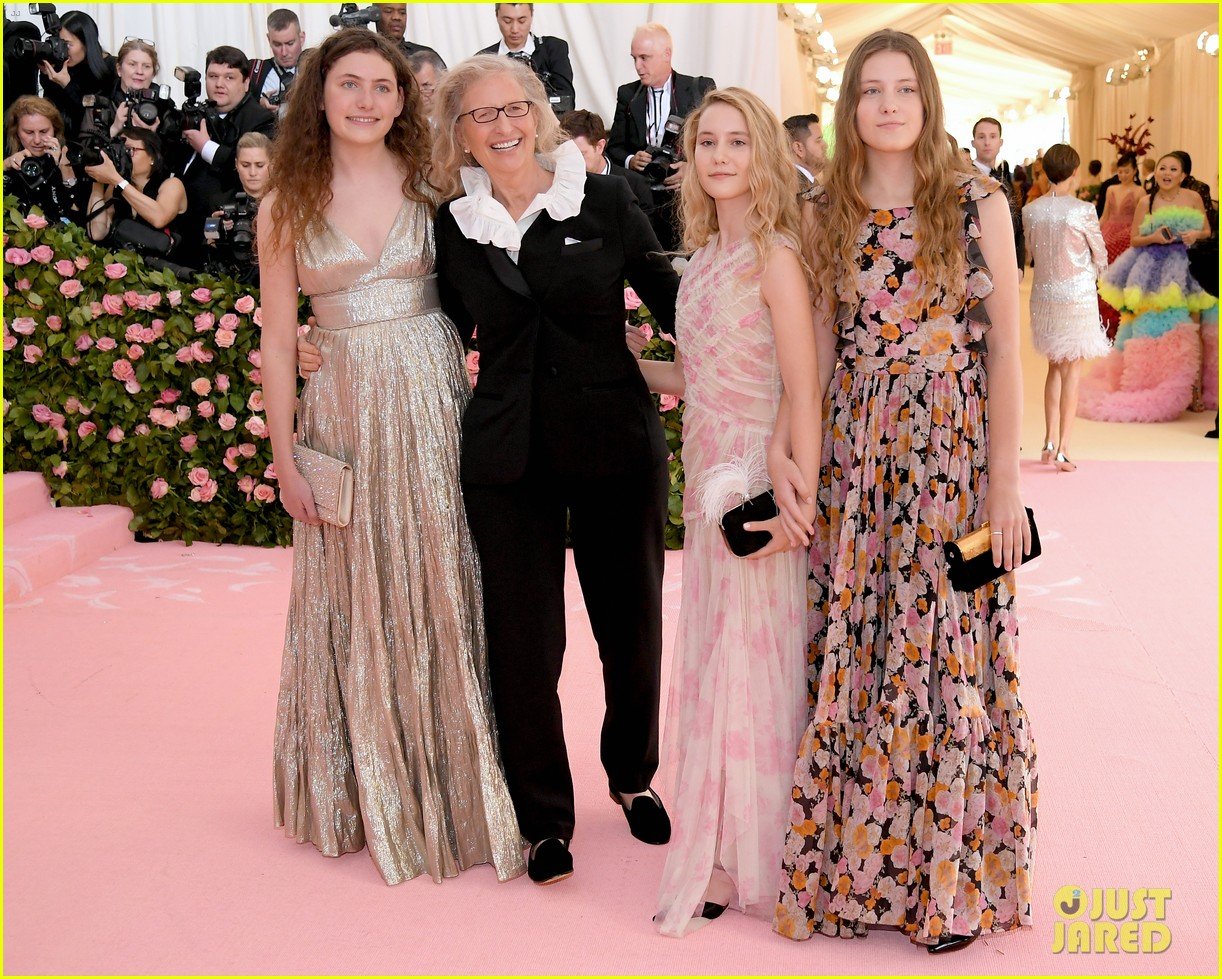 Photographer Annie Leibovitz Brings Daughters to Met Gala 2019 ...