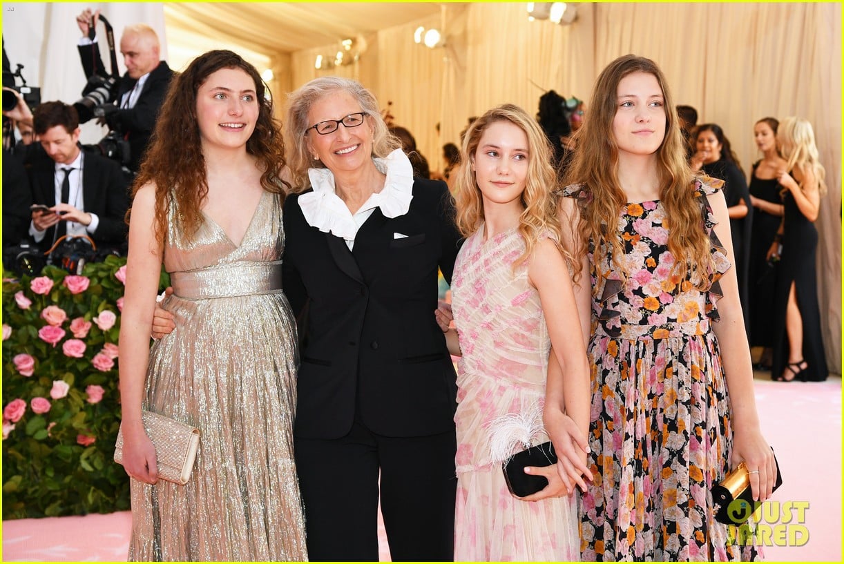 Photographer Annie Leibovitz Brings Daughters to Met Gala 2019 ...