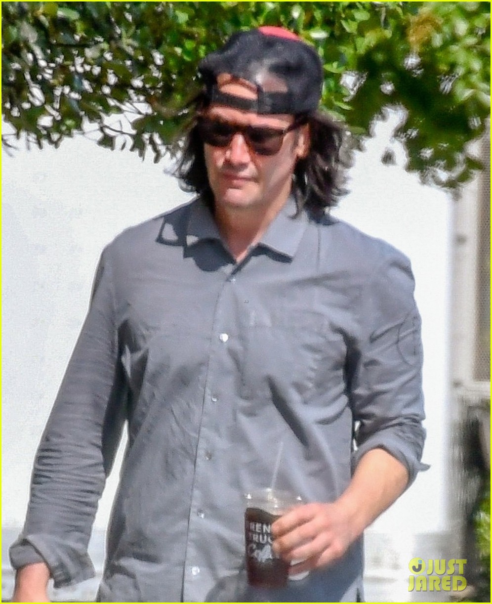 Keanu Reeves Sports Clean-Shaven Face on 'Bill & Ted' Set: Photo ...