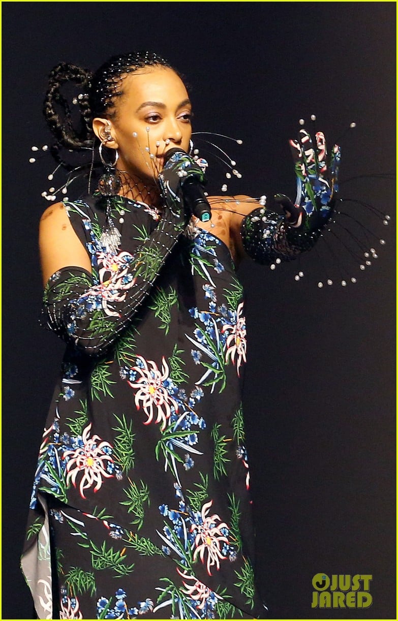 Solange Knowles Closes Kenzo Fashion Show with a Performance: Photo ...