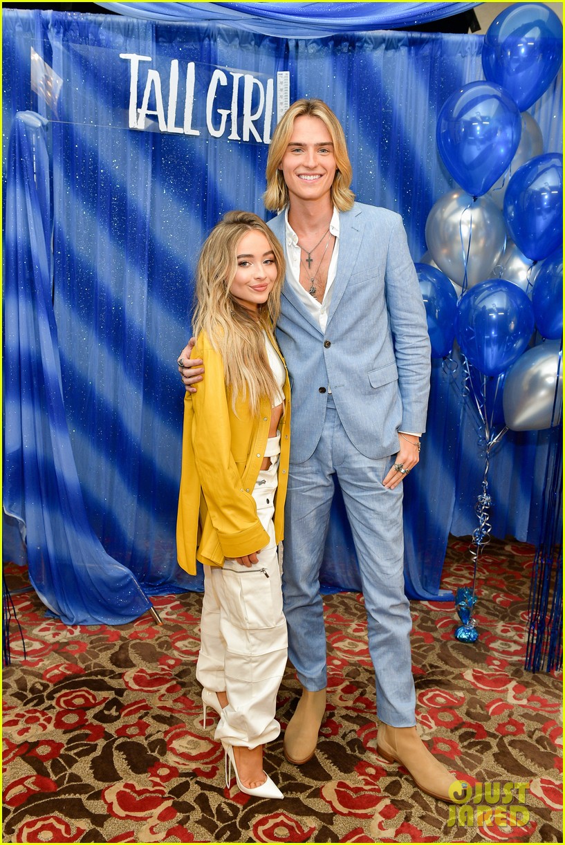 Netflix's 'Tall Girl' Cast Teams Up for Photo Call - See the Pics ...