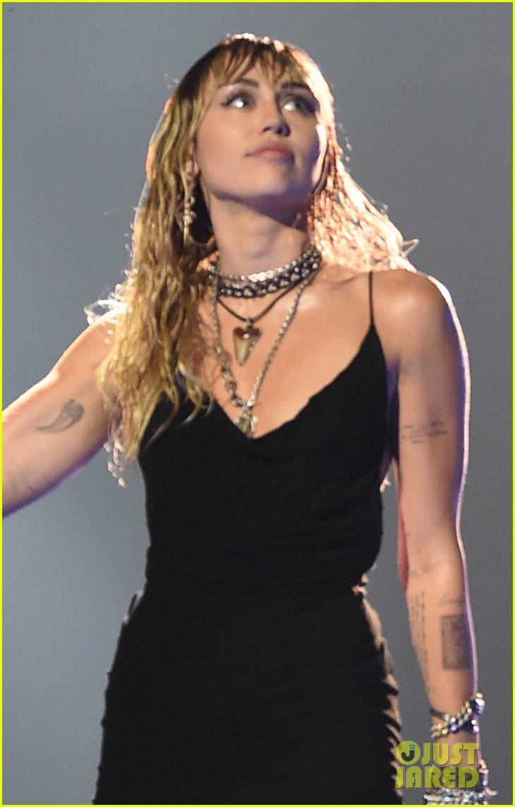 Miley Cyrus Gives Emotional Performance of 'Slide Away' at MTV VMAs ...