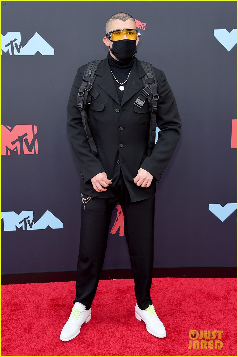 J Balvin & Bad Bunny Fly Through The Air During 'Que Pretendes ...