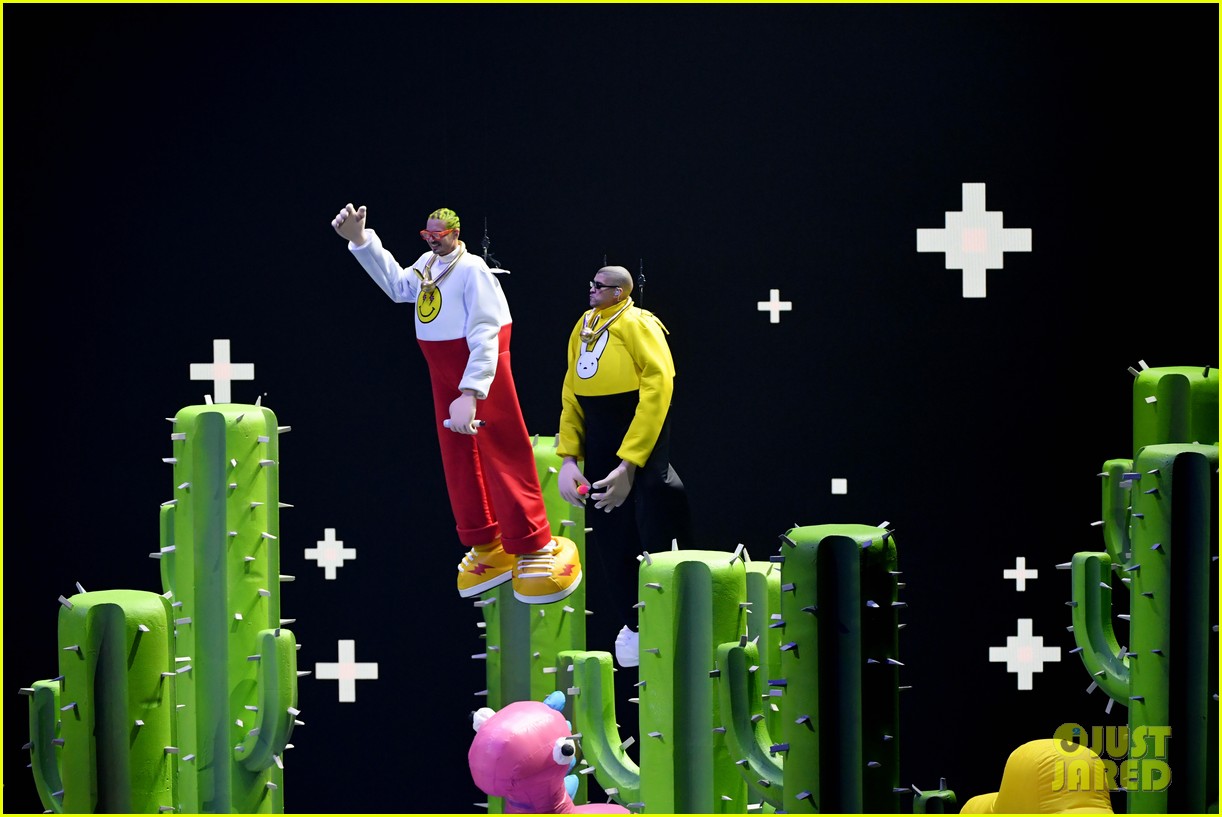 J Balvin & Bad Bunny Fly Through The Air During 'Que Pretendes ...