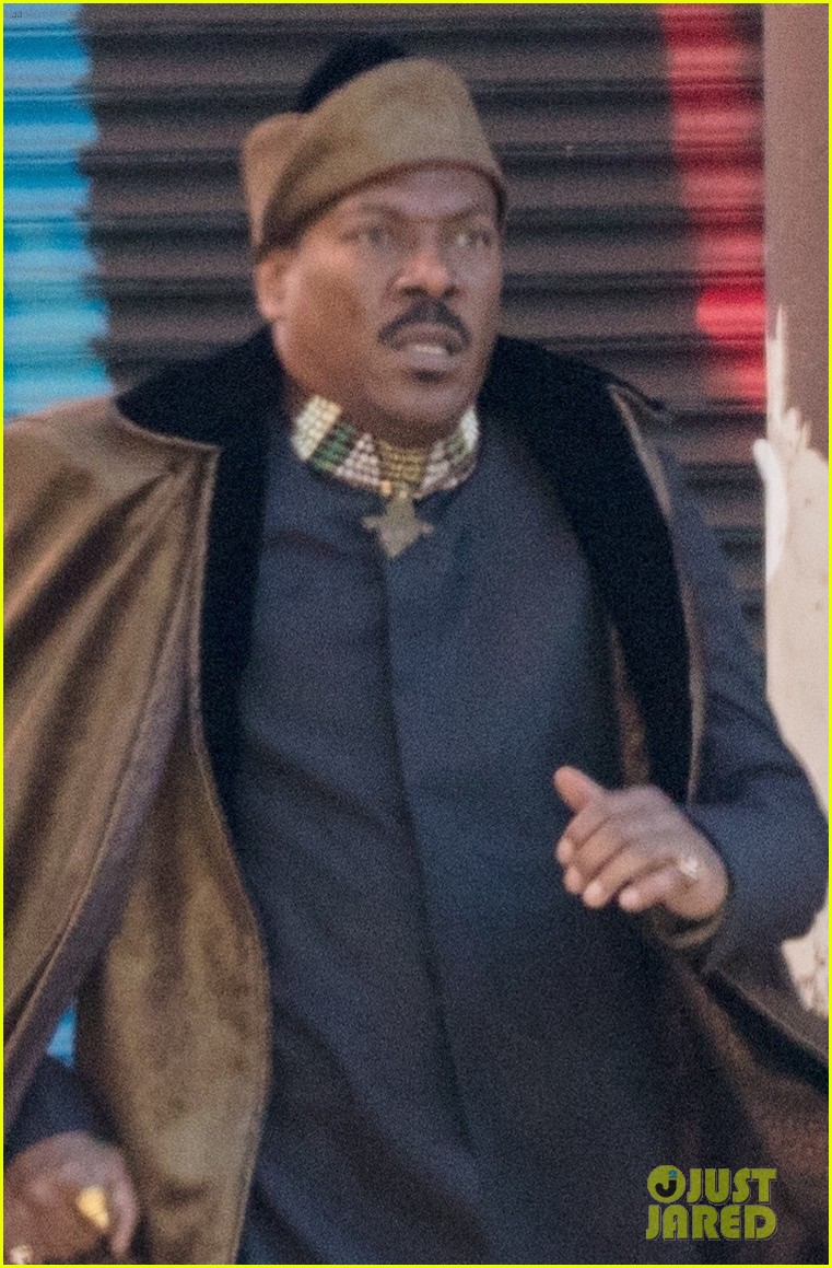 Eddie Murphy as Prince Hakeem Runs Down the Street While Filming ...